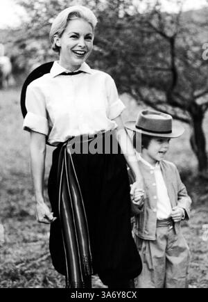 TARAS BULBA, Tony curtis with daughter Kelly Curtis on set, 1962 Stock ...