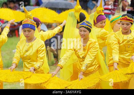 Oct 12, 2014 - Baguio, Benguet, Philippines - Various tribal groups ...