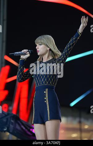 Taylor Swift performing at NY New Year's eve Stock Photo - Alamy