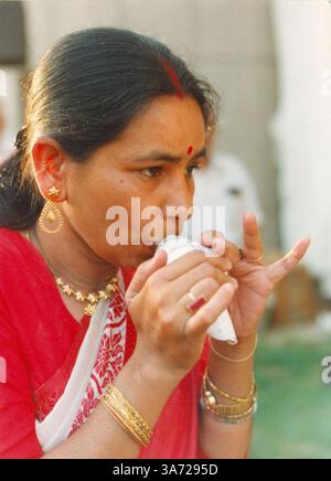 Apr 29, 2004; New Delhi, INDIA; FILE PHOTO: Date unknown. People buying ...
