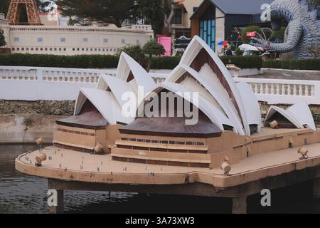 Design and innovation, the Sydney Opera House, Monumental Steps, Sails ...