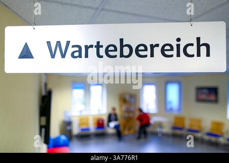 Wartezimmer in einer Arztpraxis mit einer Muslima als Partientin ...