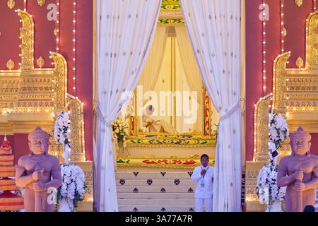 Feb 04, 2013 - Phnom Penh, Cambodia - The aging CHEA SIM arrives to pay ...