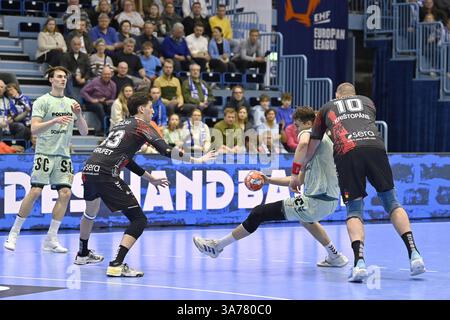 Dainis Kristopans (MT Melsungen, 10) gegen Tom Kiesler (VfL Gummersbach ...