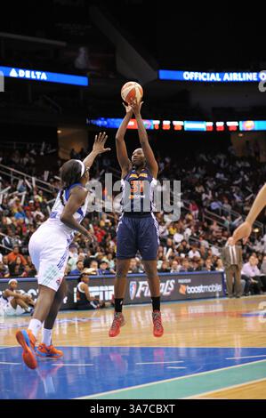 New York Liberty's Essence Carson, left, defends Connecticut Sun's ...