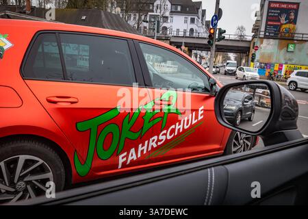 Berlin Straßenverkehr, Verkehr: Straßenszene mit Fahrschule - 19.01. ...