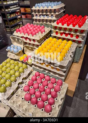 Eggs display in grocery store Stock Photo - Alamy