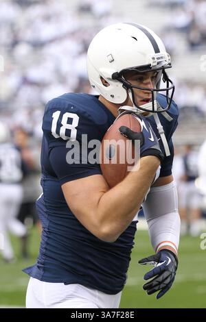 Penn State Nittany Lions tight end Theo Johnson (84) congratulates ...