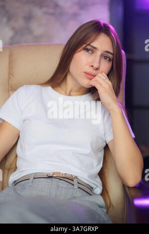 Photo of lovely short hairdo young lady show v-sign wear pink t-shirt ...