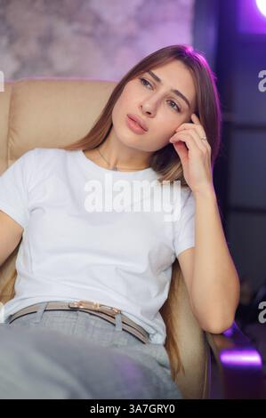Photo of lovely short hairdo young lady show v-sign wear pink t-shirt ...