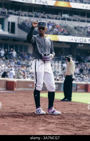 New York Mets' Francisco Lindor (12) takes off batting equipment after ...
