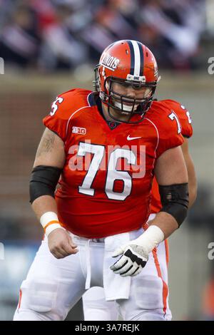 Illinois Fighting Illini offensive lineman Richie Petitbon (74) is ...