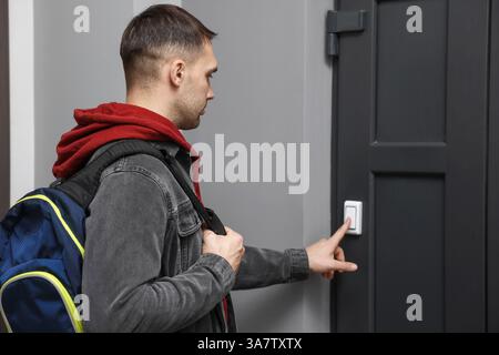 Man ringing doorbell of his friends apartment Stock Photo - Alamy