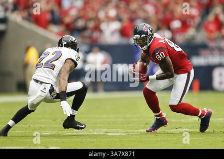 Houston Texans defensive back Jimmy Moreland (22) warms up before an ...