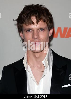 Finn Bennett on the red carpet of the premiere Knight of the seven ...