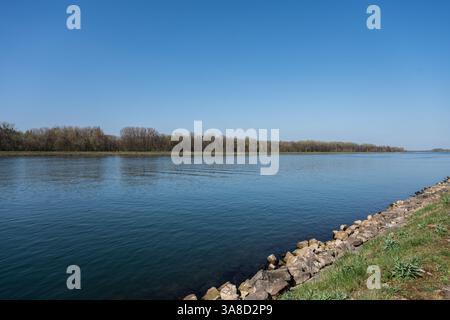 Kehl, Germany. 28th Mar, 2025. The lettering "GENDARMERIE NATIONALE ...