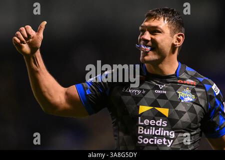 Ryan Hall of Leeds Rhinos gives team mates instructions during the ...