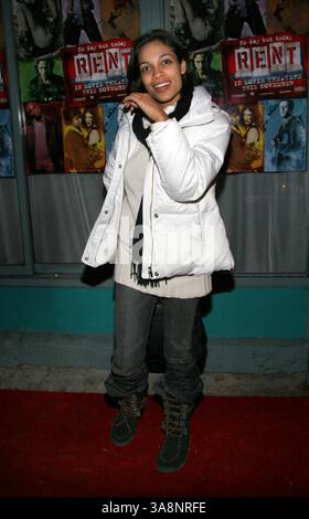 18 November 2005 - New York, NY - Jesse L. Martin kisses Rosario Dawson ...