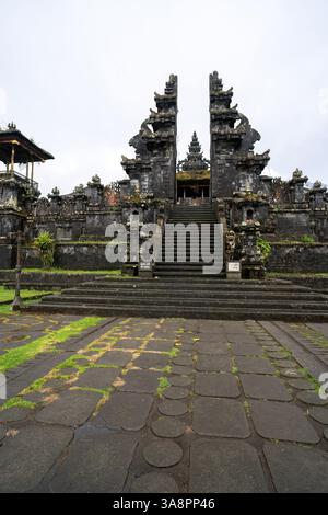 Entrance steps in balinese traditional temple. Indonesian architecture ...