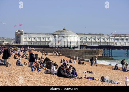 Brighton, March 29th 2025: Crowds enjoying the beautiful spring weather ...