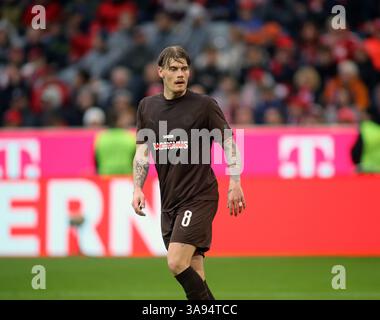 Eric Smith (FC St. Pauli, #08), Romano Schmid (SV Werder Bremen, #20 ...