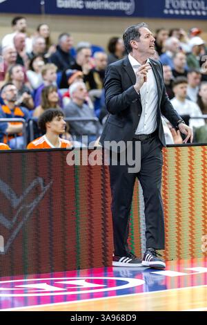 Ty Harrelson (ratiopharm ulm, Head Coach) zeigt an, gestikuliert GER ...