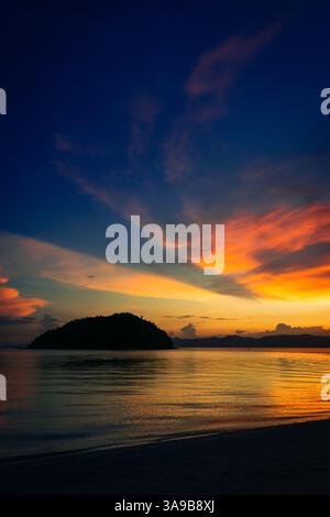 Majestic golden sunset at sea. Bonbon Beach, Romblon Island ...