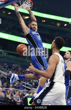 San Antonio Spurs' Kyle Anderson (1) pass the ball during the first ...