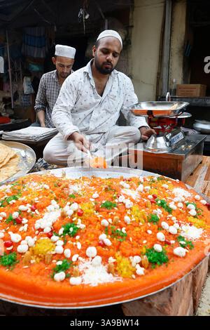 Halwa Paratha vendor in Kolkata, West Bengal, India Stock Photo - Alamy
