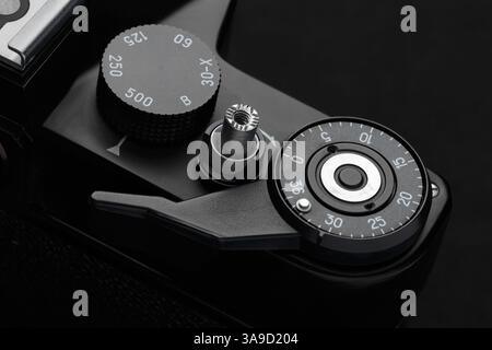 Detail of 35mm manual film camera shutter speed dial Stock Photo - Alamy