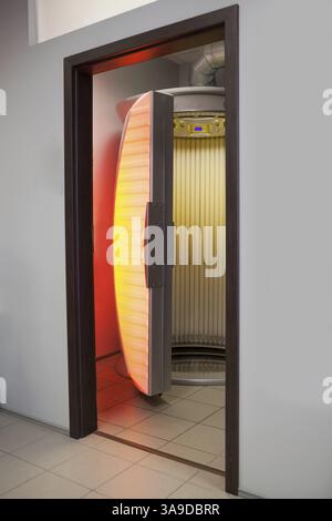 Empty tanning bed solarium Stock Photo - Alamy