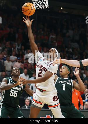 Michigan State forward Coen Carr (55) dunks during the first half of an ...