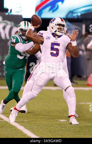 New York Jets quarterback Tyrod Taylor (2) takes part in drills at the ...