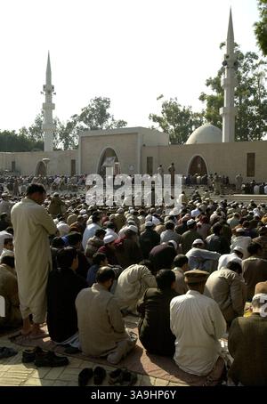 Jan 18, 2002; Islamabad, Pakistan; Pakistani muslims gather to pray ...