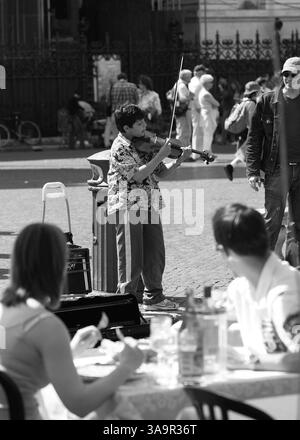 May 12, 2006; Rome, ITALY; A day in Piazza Navona, with roman people ...