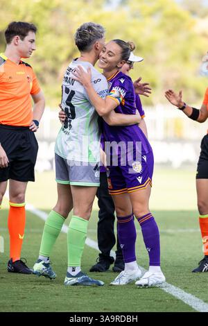 Isobel Dalton (23 Perth Glory) compete for the ball against Emma ...