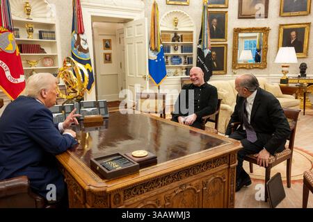 Kid Rock with Donald Trump in the Oval Office of the White House ...