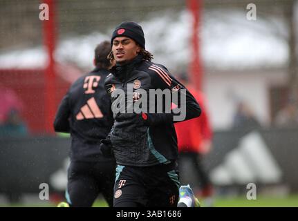 Jonah KUSI-ASARE (FC Bayern Munich), action, single action, single image, cutout, full-body shot ...