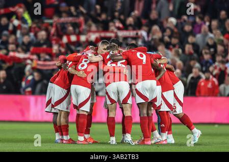 United huddle during the Nottingham Forest v Manchester United Premier ...