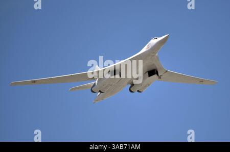 A Tu 160 Blackjack strategic bomber at the military aerodrome in the ...