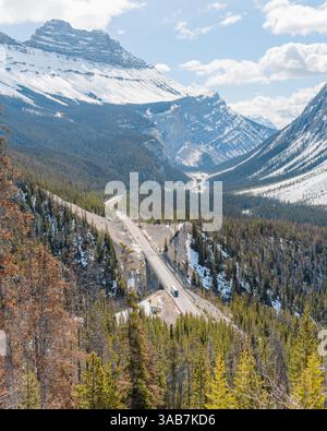 Alpine scenery along the Icefields Parkway between Jasper and Banff in ...