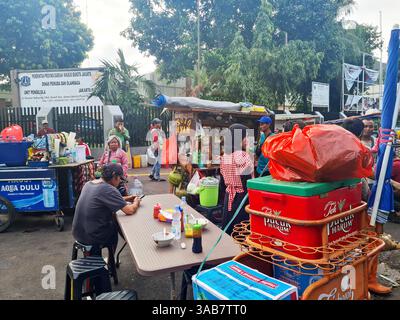 Ramadan daily life. Street scene in Shoubra, a local neighborhood of ...