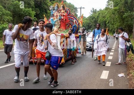 Maha Shivaratri 2025 : le couple Ramgoolam au Ganga Talao Stock Photo ...