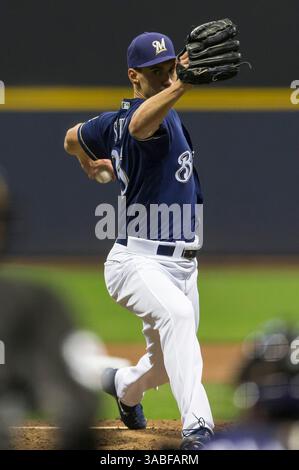 Cincinnati Reds starting pitcher Brent Suter (31) in action during a ...