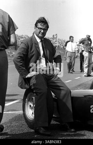 L to R): Tony Rudd (GBR) BRM Chief Designer talks with Graham Hill (GBR ...
