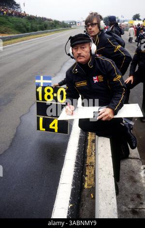 First time race winner Nigel Mansell (GBR) Williams FW10 (right ...
