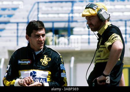 L to R): Steve Hallam (GBR) Lotus Engineer talks with Ayrton Senna (BRA ...