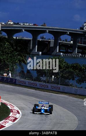 Jacques Villeneuve (CDN) Reynard Ford 95I battles with Al Unser Jr ...