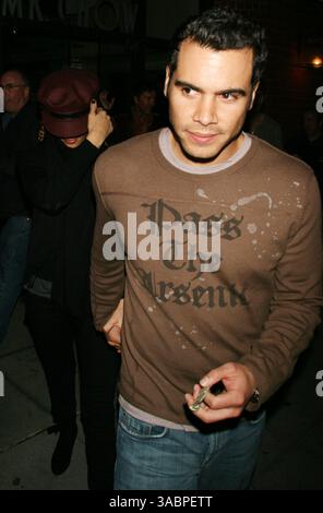 Jessica Alba is hiding her face when she is leaving with Cash Warren Mr ...