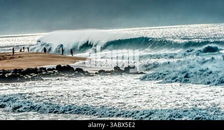 Watching Large Wave Banzai Pipeline Pipeline North Shore Oahu Hawaii ...